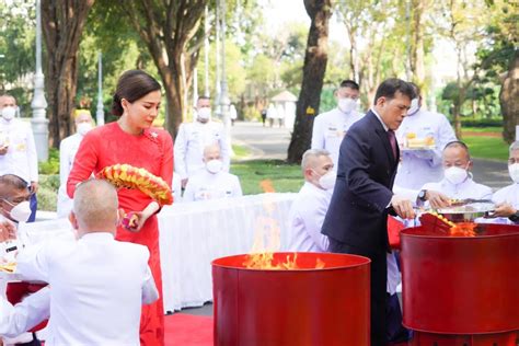 Photo Gallery ในหลวง พระราชินี ทรงประกอบพิธีสังเวยพระป้าย เนื่องใน