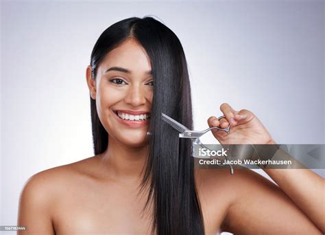 머리 미소 그리고 브라질의 긴 헤어스타일 호화로운 대우 하얀 배경에 가위를 가진 행복한 여자의 초상화 아름다움 건강한 이발 라틴계 모델 스튜디오 배경에서 살롱을 잘라낸 모델