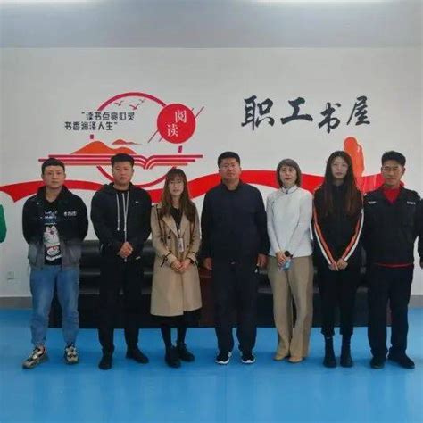 阿荣旗总工会：送书籍进企业 丰富“职工书屋”图书规划素质