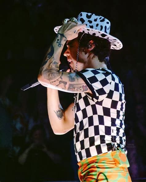 Harry Styles Updates On Instagram Harry Photographed By Brookephotoedit On Stage At Moody
