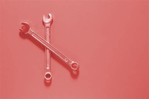 살아있는 산호 배경에 두 개의 스 패너 키 스크류 드라이버 세트 렌치 스 패너 텍스트 및 디자인에 대 한 배경입니다 Diy에