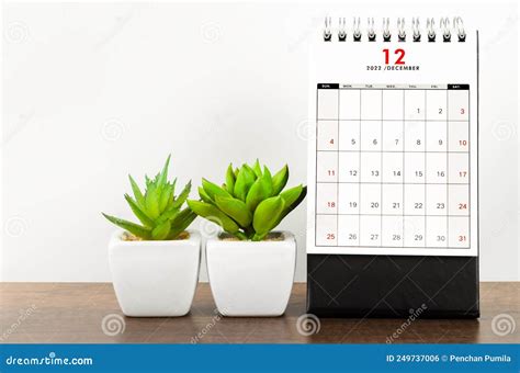 Calendario Del Escritorio De Diciembre De 2022 Sobre Fondo De Madera