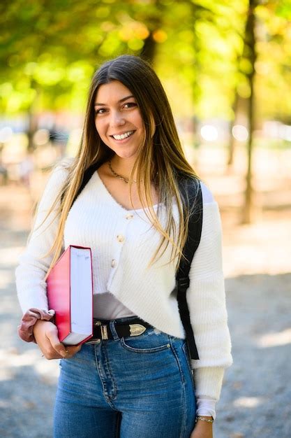 Estudiante Caminando Al Aire Libre En El Parque Y Sonriendo Foto Premium