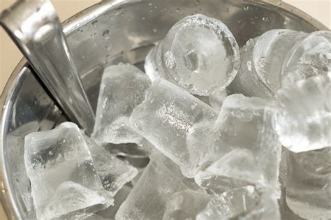 아이스 큐브 가득 전체 알루미늄에서 만들어진 실버 통 술집에서 테이블에 배치 됩니다 얼음 만들기 위해 만들어진 물 위스키 보드카