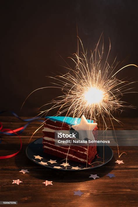 어두운 배경에 스파클러와 미국 국기의 색상에 케이크 조각 독립 기념일 축하 7 월 4 일 개념 7월 4일에 대한 스톡 사진 및 기타 이미지 Istock