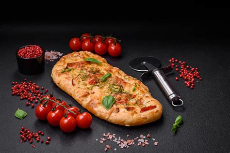 치즈 토마토 소시지 소금 및 향신료를 곁들인 맛있는 오븐 신선한 플랫 브레드 피자 건강한 식생활에 대한 스톡 사진 및 기타