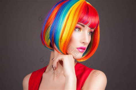 女人戴着彩色假发图片 包图网企业站