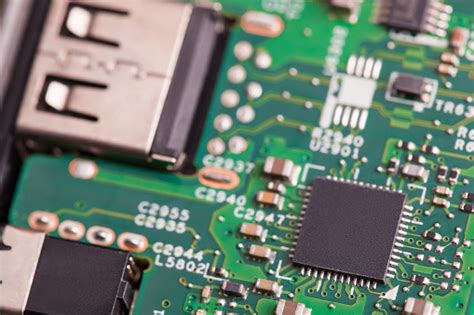 Merapatkan Komponen Elektronik Pada Motherboard Chip Mikroprosesor Foto