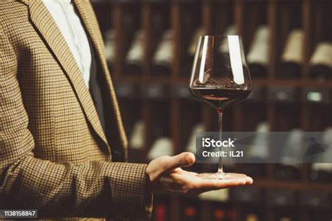 병 배경이 있는 지하실에 소믈리에 손에 레드 와인의 유리 와인에 대한 스톡 사진 및 기타 이미지 와인 남자 러시아 Istock