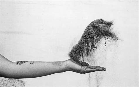 가루 격리 관념적인 그레이스케일 깨끗한 배경 다이나믹한 단색 톤 단순함 대조 디자인 땅 라 루실라 델 마르 모노톤의 모래 문신 문신 예술 미니멀