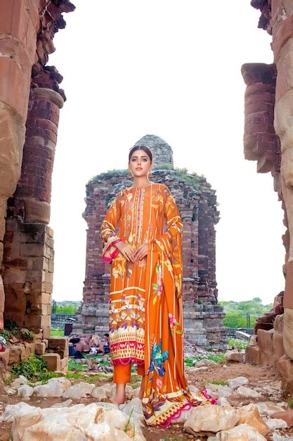 Menina Bonita Vestindo Vestido Tradicional Desi Para Sessão De Moda Em