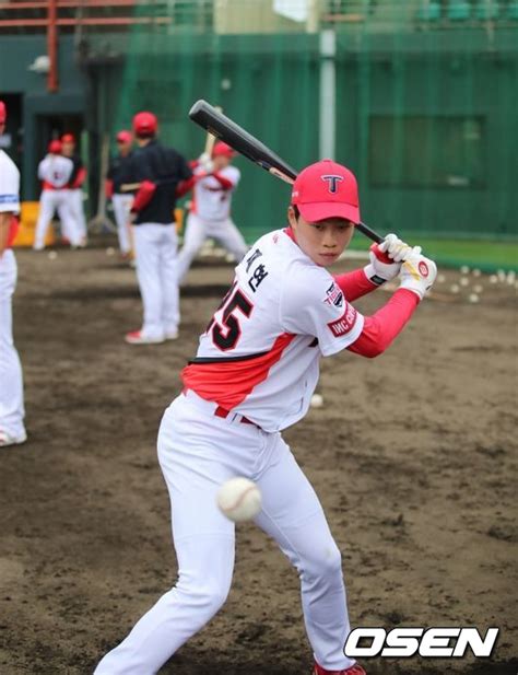 유인구 안속고 볼넷 선구안까지 2군 캠프 폭격 18살 루키 2번 중견수 선발 출격꽃감독이 주시한다 오쎈 창원
