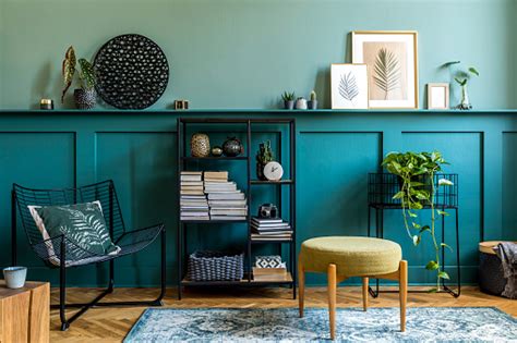 디자인 안락 의자 복고풍 Pouf 나무 큐브 주최자 및 우아한 개인 액세서리와 거실의 인테리어 디자인 선반이 있는 목재 패널 현대적인 홈 장식 포스터 프레임을 조롱합니다