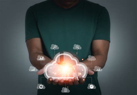 디지털 화면 인터페이스와 배경에서 사업가에 차트와 그래프 아이콘으로 빅 데이터 분석 및 비즈니스 인텔리전스 개념 개념에 대한