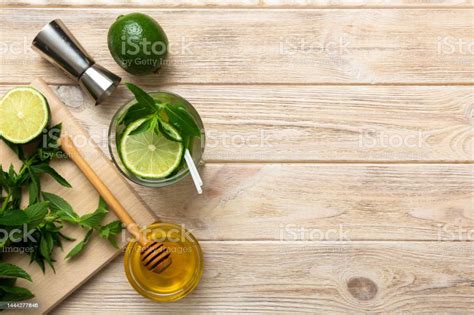 Caipirinha Mojito 칵테일 보드카 또는 테이블 배경에 라임 민트 및 짚을 곁들인 소다 음료 민트와 라임으로 상쾌한