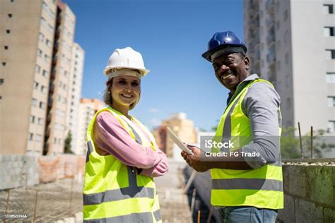 건설 현장에서 디지털 태블릿을 들고 있는 두 건설 노동자의 초상화 건설업자에 대한 스톡 사진 및 기타 이미지 건설업자 자신감 2명 Istock