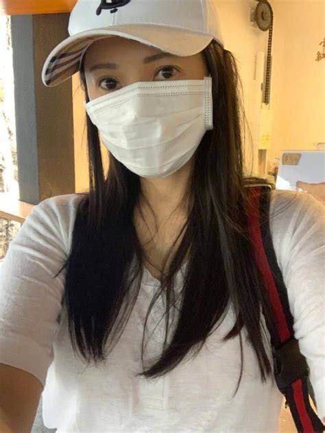 伊能靜久違曬女兒，米粒暴風長高打扮時尚，母女手牽手超有愛 每日頭條
