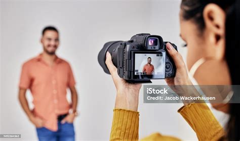 여성 스튜디오 사진 및 카메라 남성 모델 및 패션 잡지 또는 디자이너에 대한 비전 사진 작가 소녀 옷 디자인 블로그를 위한 배경 아이디어 및 사진 촬영이 있는 초점 및 작업