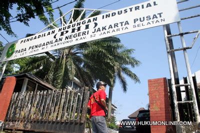 Dipecat Tanpa Pesangon Pekerja Koperasi Telkomsel Menggugat