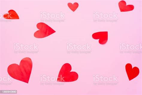 분홍색 배경에 빨간 마음 로맨틱 한 종이 컷 개념 상단 보기 파스텔 핑크 테이블 플랫 레이 구성에 아름다운 귀여운 하트 발렌타인