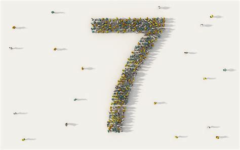 흰색 바탕에 소셜 미디어 및 지역 사회 개념에서 일곱 번째 7 알파벳 텍스트 문자를 형성 하는 사람들의 큰 그룹 위의 군중 그림의 3d 기호 기호 함께 모여 7에 대한 스톡