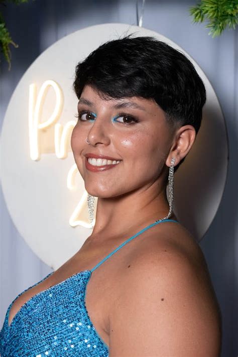 갈색 머리 그림자 서 있는 수직 쐈어 아름다운 여성 여성 초상화 포즈를 취하는에 관한 무료 스톡 사진