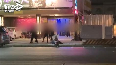 酒客爆衝突！男挨揍遭砸椅 跪地求警還公道│tvbs新聞網