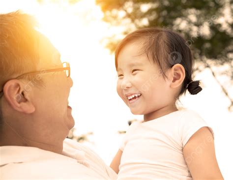 Fundo Menina Feliz Com Pai Gosta De Sorriso Chinês Foto E Imagem Para