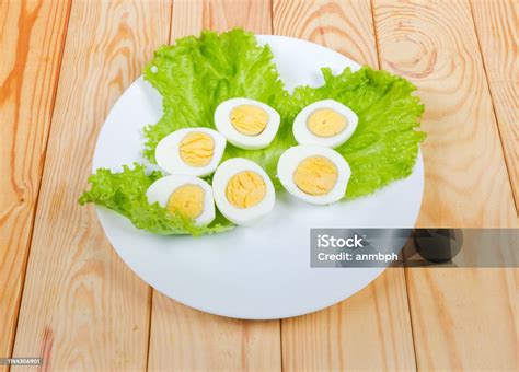 요리에 양상추에 삶은 닭고기 계란의 반쪽 가금류에 대한 스톡 사진 및 기타 이미지 가금류 건강한 식생활 계란 노른자 Istock