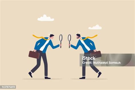의심스럽거나 불신하는 파트너 의심스럽거나 가장 가짜 또는 사기 분석 비즈니스 투명성 개념에 대한 우려 또는 질문 의심스러운