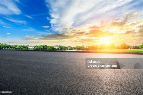 다채로운 구름 빈 아스팔트도로 및 녹색 숲 0명에 대한 스톡 사진 및 기타 이미지 0명 거리 계절 Istock