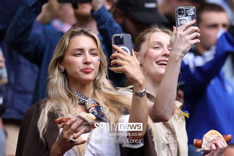 전쟁 중인 국민들을 위해 우크라이나 감동의 유로 첫 승 젤렌스키 대통령도 정말 잘했다