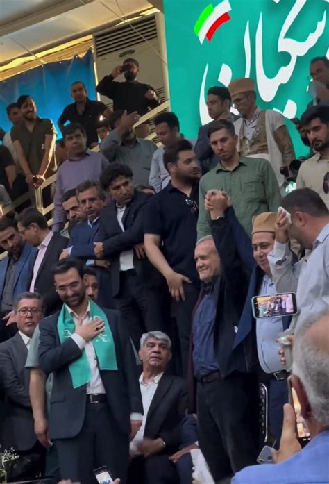 پوشش عجیب دختران در ستاد پزشکیان در شیراز تصاویر
