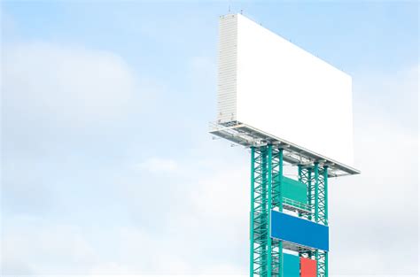 큰 빈 빌보드 백색 Led 화면 뛰어난 빈 복사본 공간을 야외에서 디스플레이 광고 텍스트 템플릿 승진 새로운 브랜드에 대 한 도시에서 공원에서 구름과 푸른 하늘에 0명에