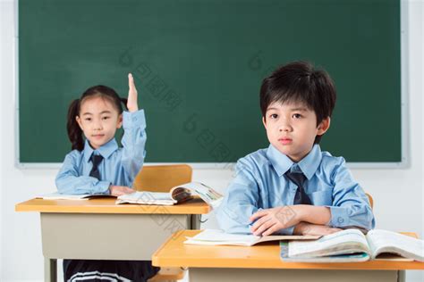小学生举手课堂可爱的摄影图图片 包图网企业站