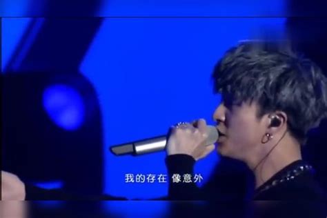 网红和薛之谦合唱《丑八怪》，网红全程跑调，现场演唱惨不忍睹