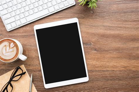 Tablet Putih Dengan Layar Mock Up Kosong Hitam Ada Di Atas Meja Meja