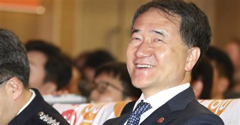 손뼉치는 박능후 보건복지부 장관