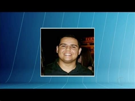 Jovem é Morto A Tiros Na Porta De Condomínio Em Governador Valadares