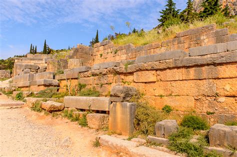 델파이 그리스 산 파에서 고고학 사이트의 고 대 유적 델파이 아폴로 성소에서 Oracle에 의해 유명 유네스코 세계 유산 0명에 대한 스톡 사진 및 기타 이미지 Istock