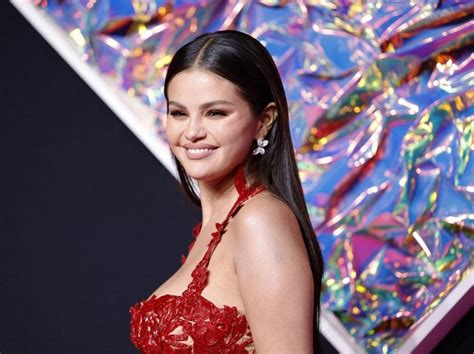 Selena Gomez Mau Hapus Instagram Usai Dihujat karena Unggahannya Soal Perang