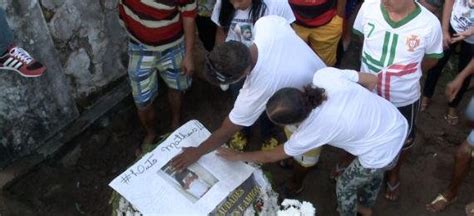 Emoção E Revolta Marcam Enterro De Adolescente Morto Em Ação Policial