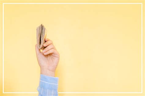웹 배너 홈 비즈니스 와 일자리 성공 컨셉에서 아름다움 손의 여자 보유 하 고 노란색 파스텔 배경으로 지폐를 많이 보여 계산기에