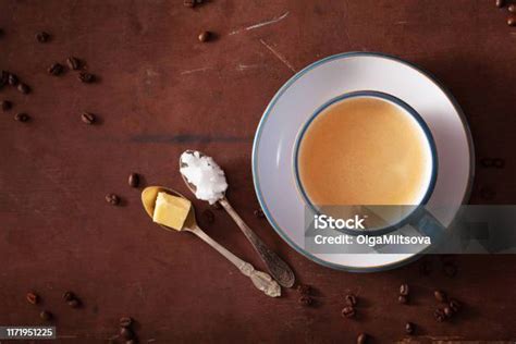 방탄 커피 버터와 코코넛 오일을 혼합한 케토 팔레오 음료 0명에 대한 스톡 사진 및 기타 이미지 0명 갈색 거품 내기 Istock