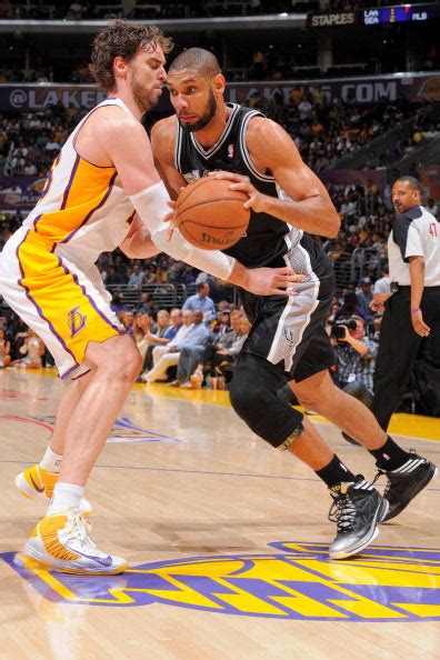 图文： Nba 湖人负马刺 邓肯突破加索尔 搜狐体育