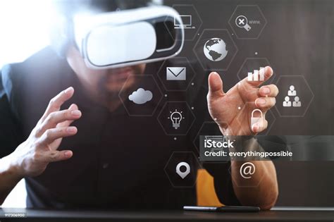 실업가 착용 하는 가상 현실 Vr 헤드셋 화면 아이콘 다이어그램을 사용 하 여 휴대 전화를 현대 사무실에서 고글 교육에 대한