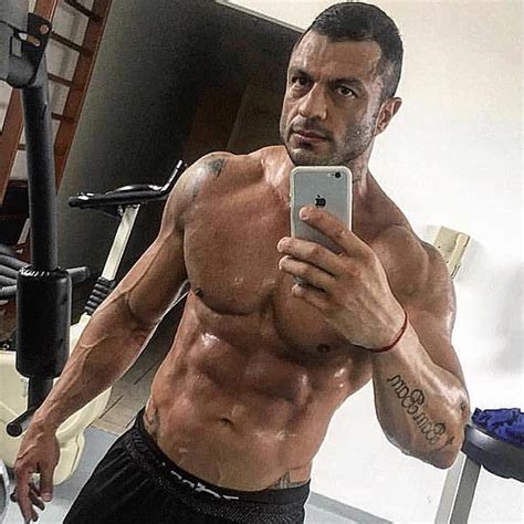 Vídeo ex BBB Kleber Bambam sofre ao pegar peso máximo na academia