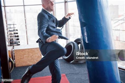 화가 대머리 사업가 체육관에서 권투 배를 친다 분노 관리의 개념 가죽에 대한 스톡 사진 및 기타 이미지 가죽 개념 건강한 생활방식 Istock