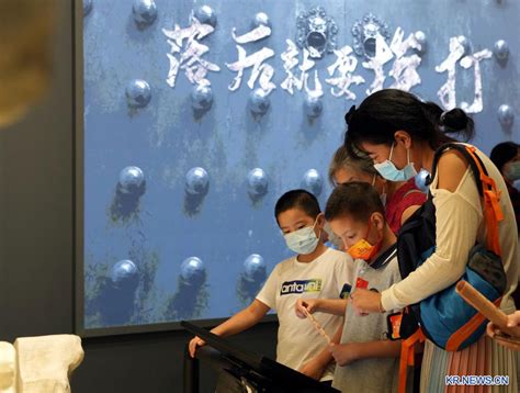 中 상하이 시민 국경절 맞아 상하이 중국공산당 기념관 찾아 Xinhua
