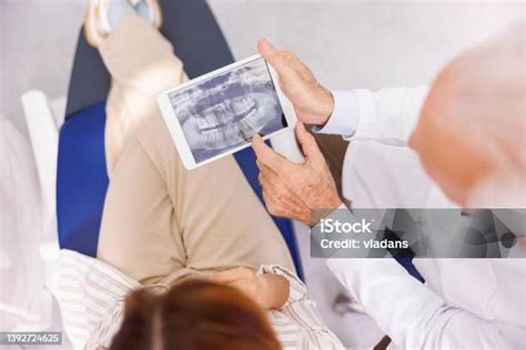 Dokter Menunjukkan Rontgen Rahang Kepada Pasien Foto Stok Unduh Gambar Sekarang Dokter